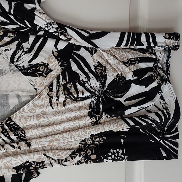 judy lee cole | Tops | Judy Lee Cole Black Tan And White Floral V Neck ...